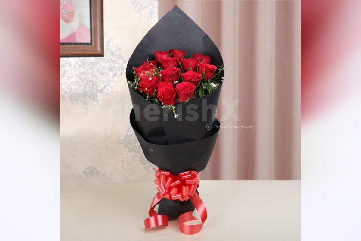Buy Red Roses in a black packaging Online and get them delivered for ...
